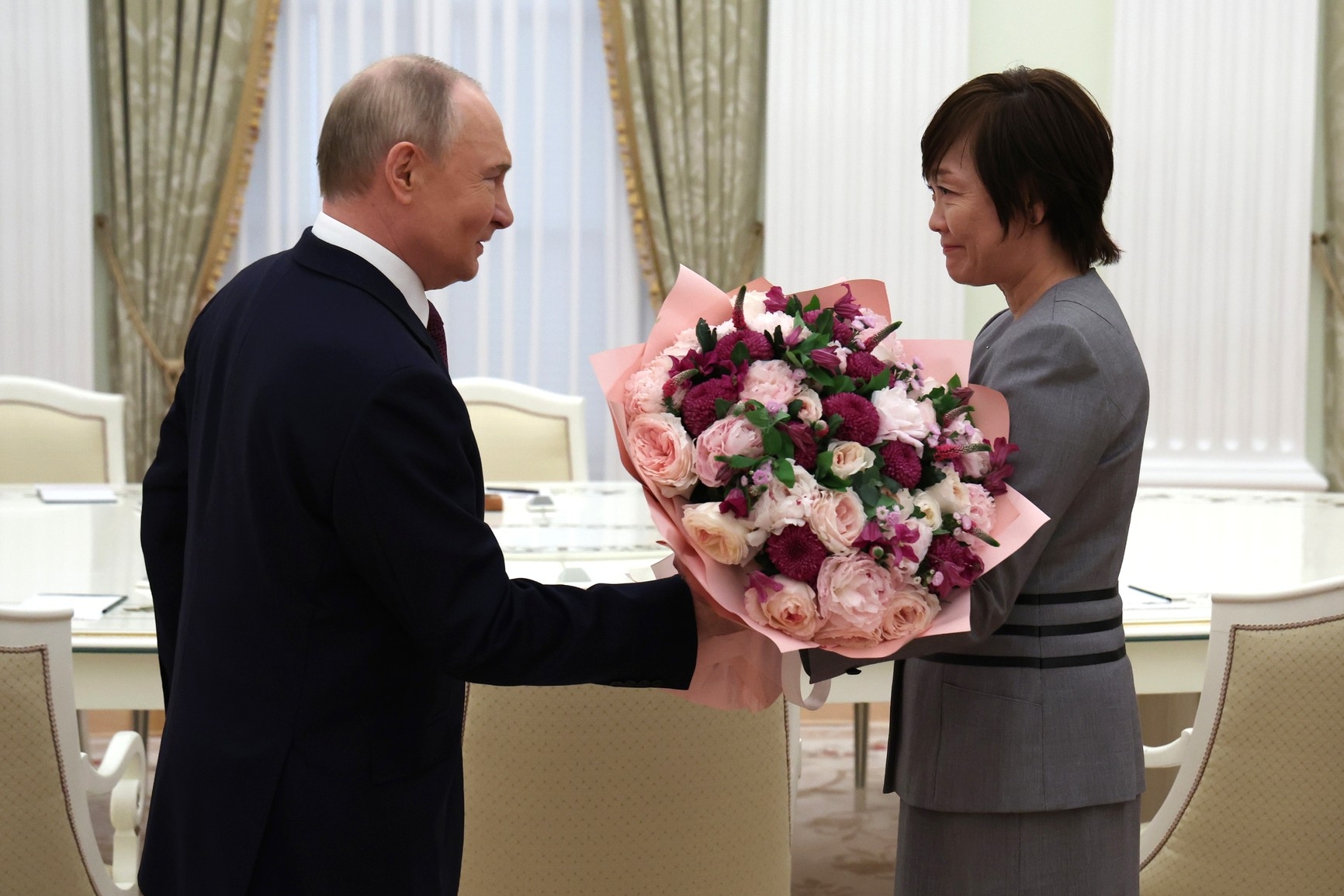 Путин принял вдову Синдзо Абэ - Политика - info.sibnet.ru